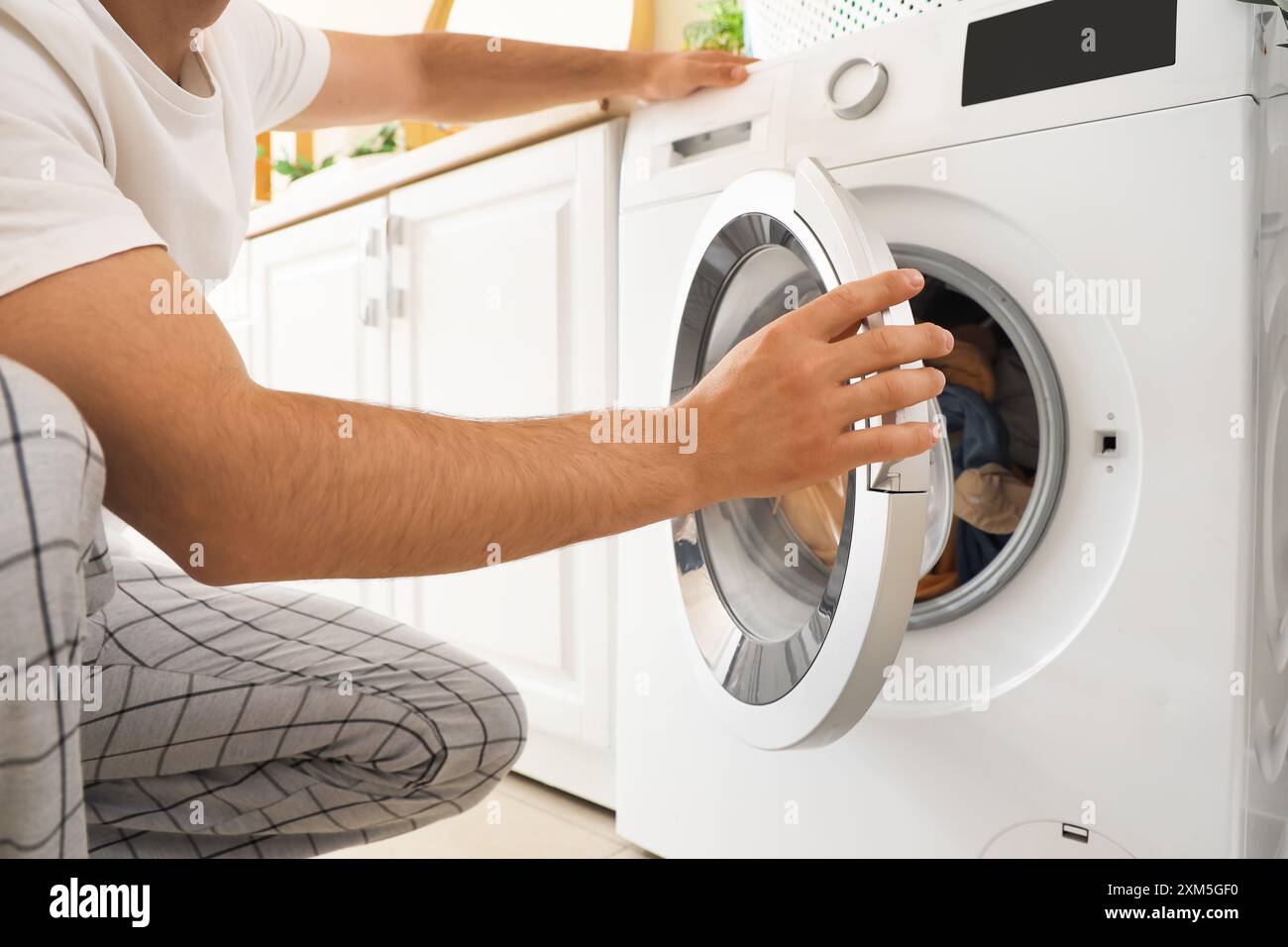 Using washing machine hi-res stock photography and images - Alamy