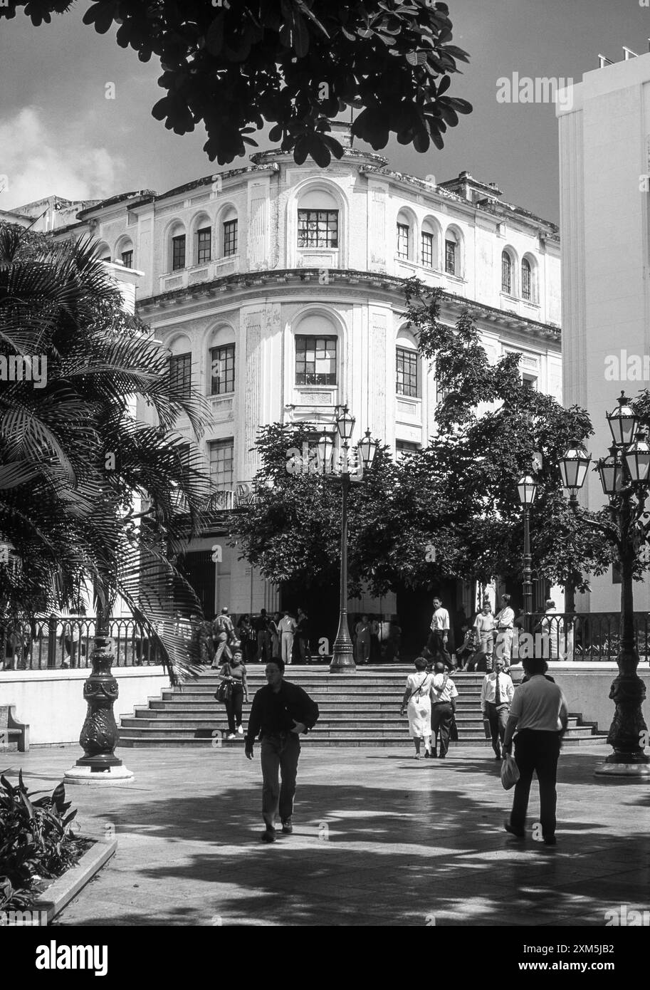 People walking at Bolivar Square, Caracas, Venezuela Stock Photo - Alamy