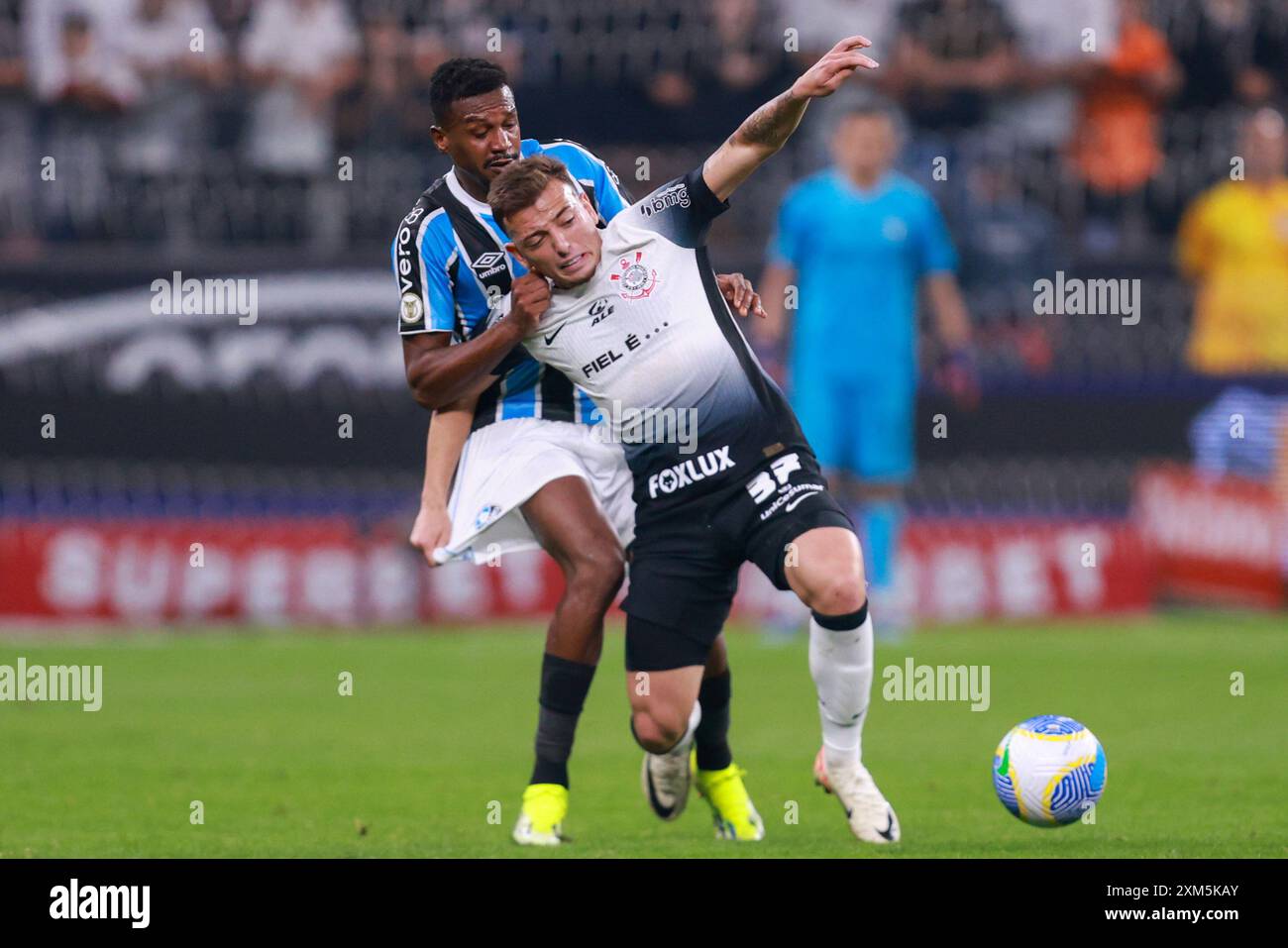 Sao Paulo, Brazil. 25th July, 2024. Ryan of Corinthians battles for ...