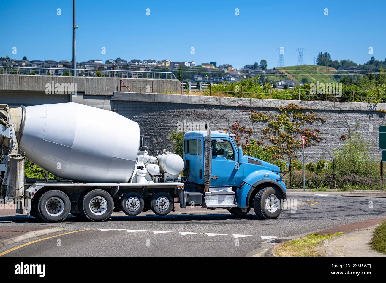Industrial carrier blue day cab big rig semi truck tractor transporting ...