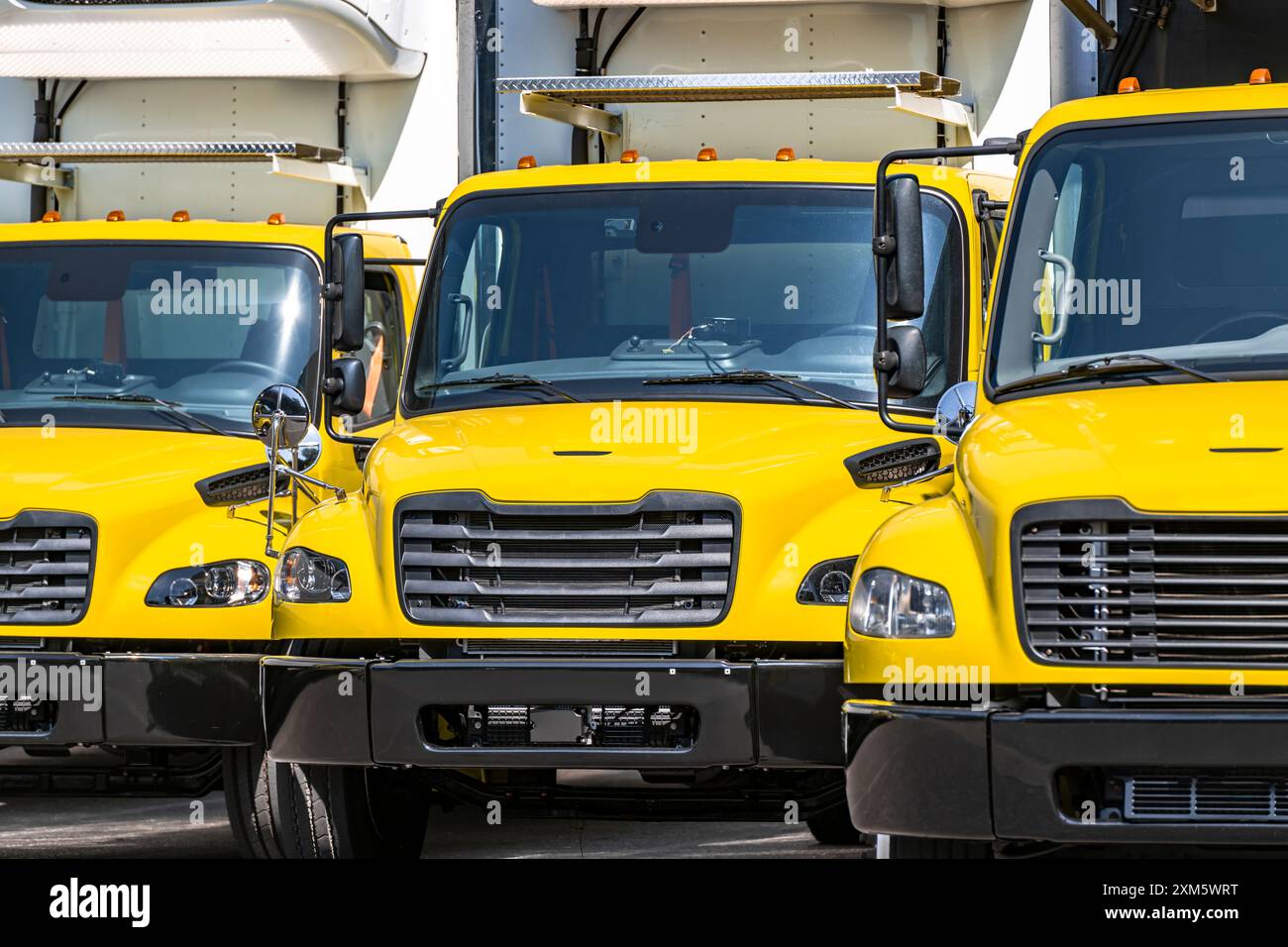 Middle duty Industrial standard yellow day cab rig semi trucks with box ...