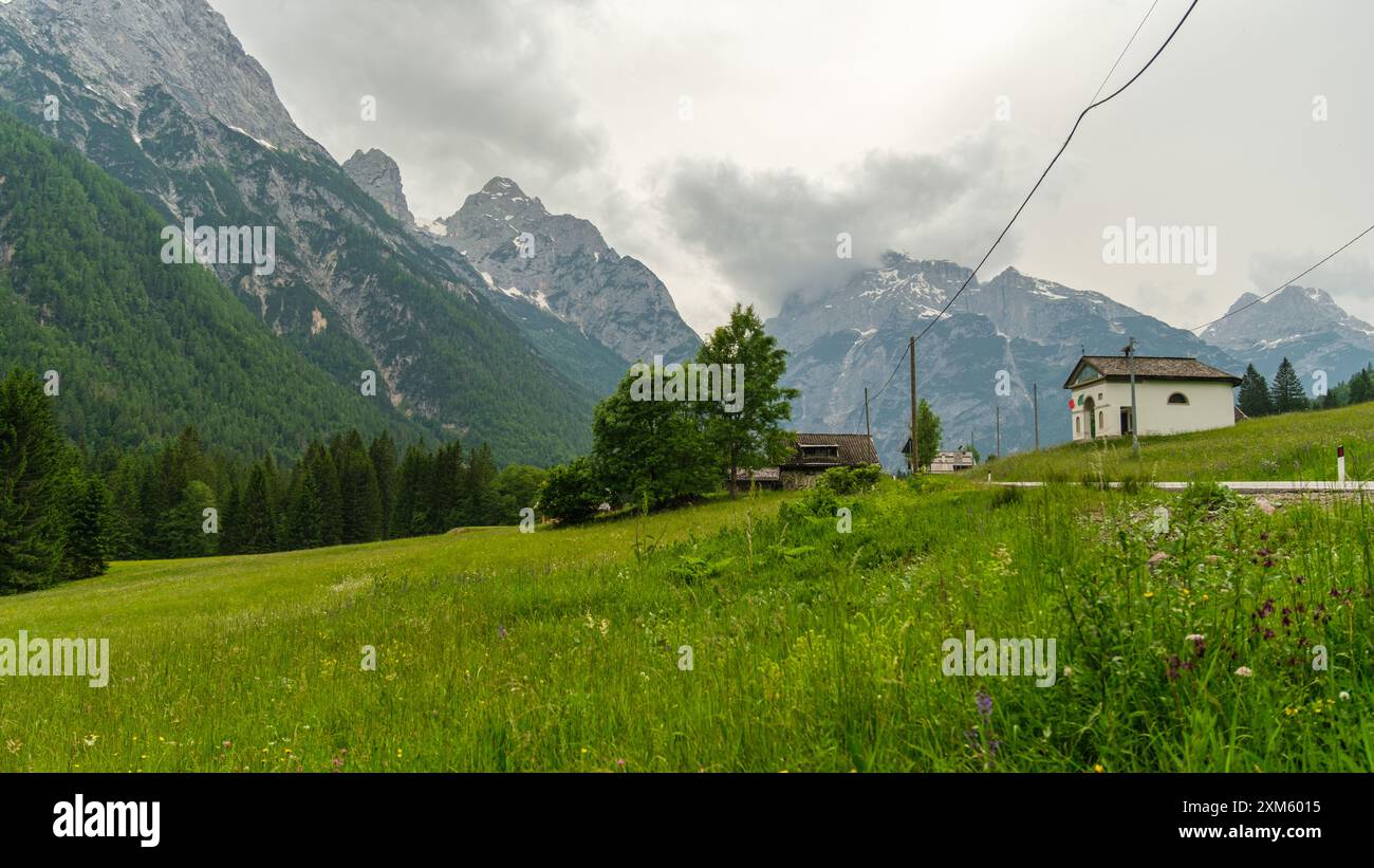 Towering mountains beneath hi-res stock photography and images - Alamy