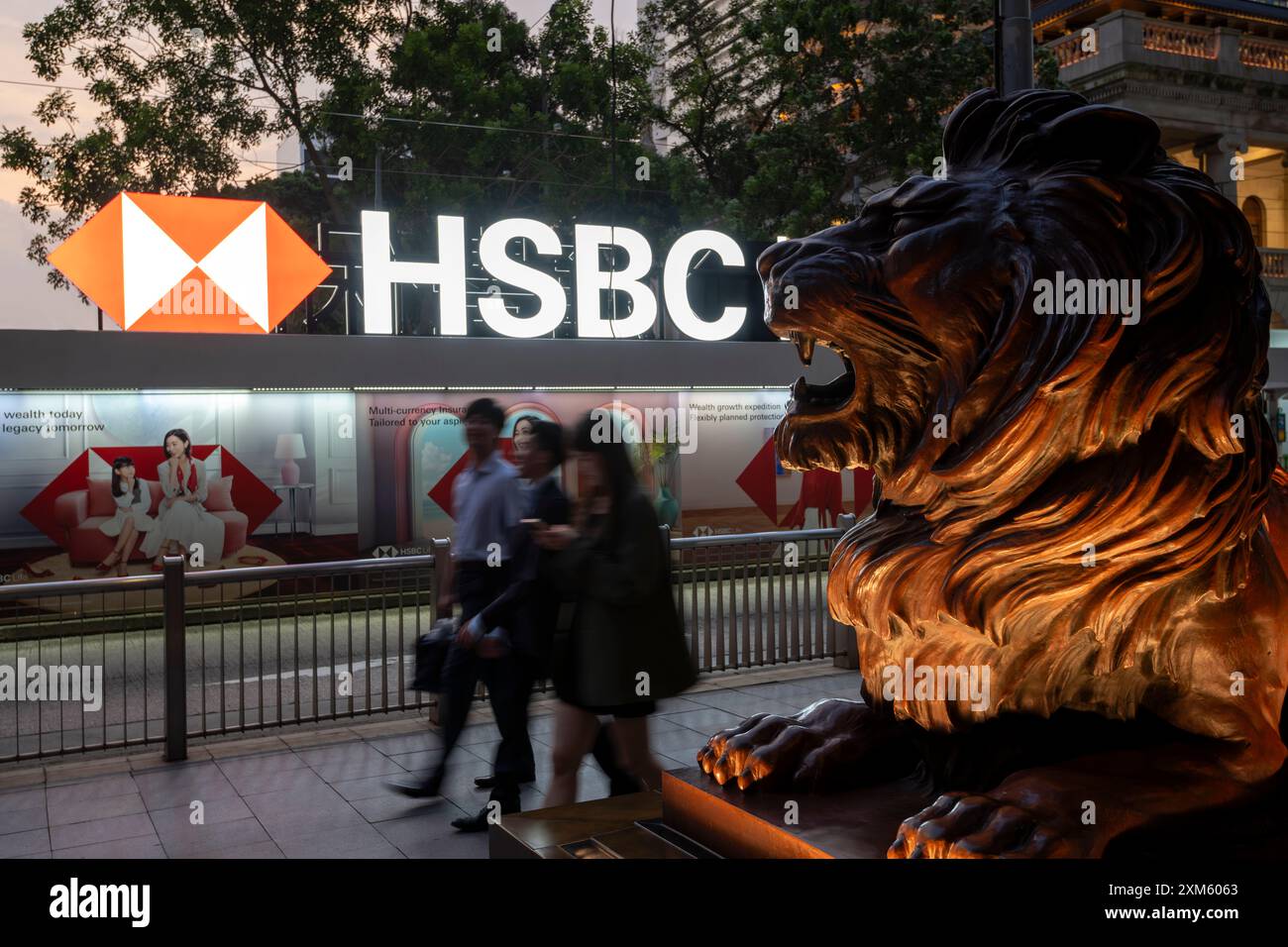 The bronze lion outside the HSBC headquarters in central financial ...