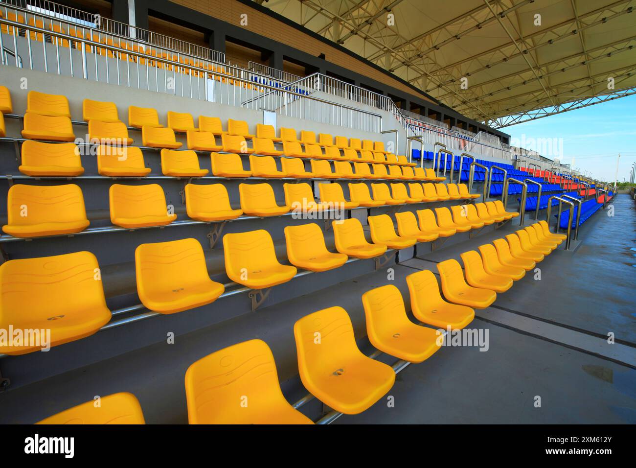 Symmetrical theater seats hi-res stock photography and images - Alamy