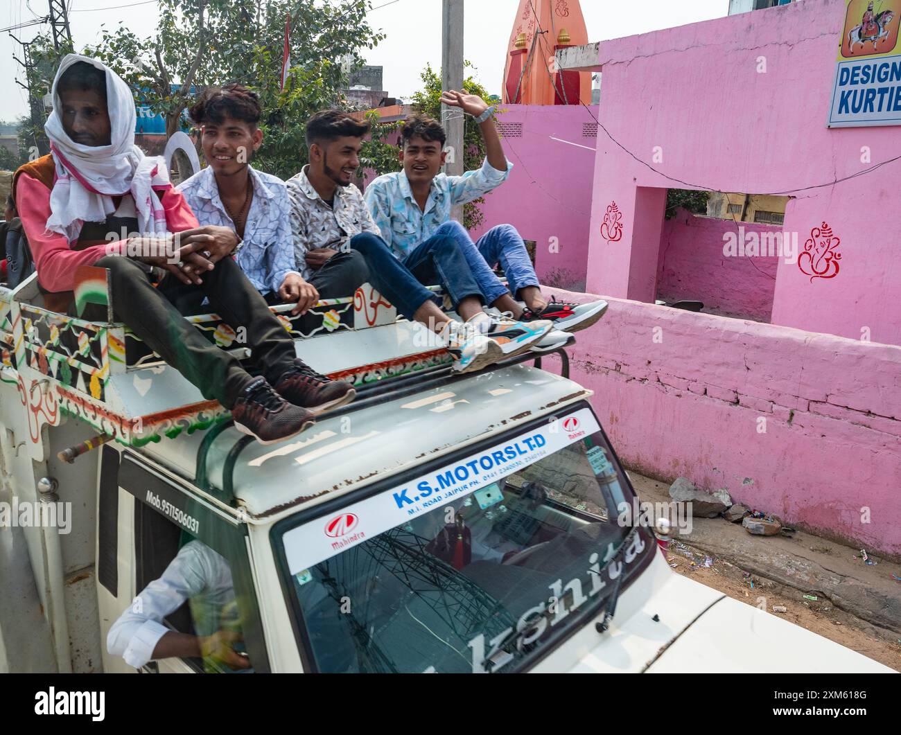 Overload bus india hi-res stock photography and images - Alamy