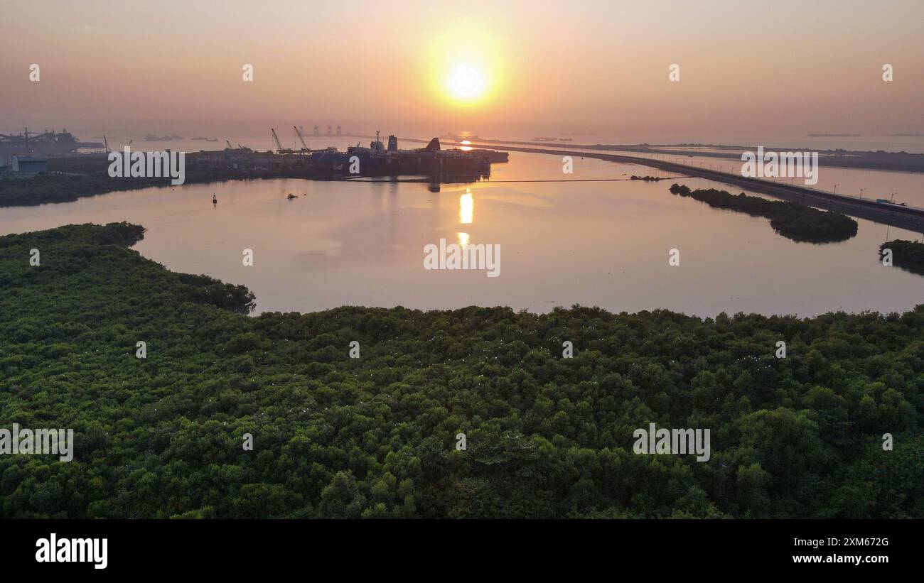 (240726) -- SERANG, July 26, 2024 (Xinhua) -- An aerial drone photo ...