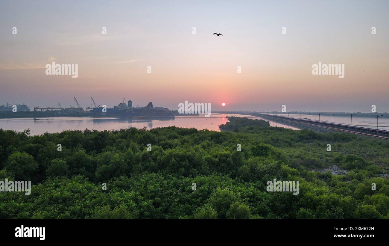 (240726) -- SERANG, July 26, 2024 (Xinhua) -- An aerial drone photo ...