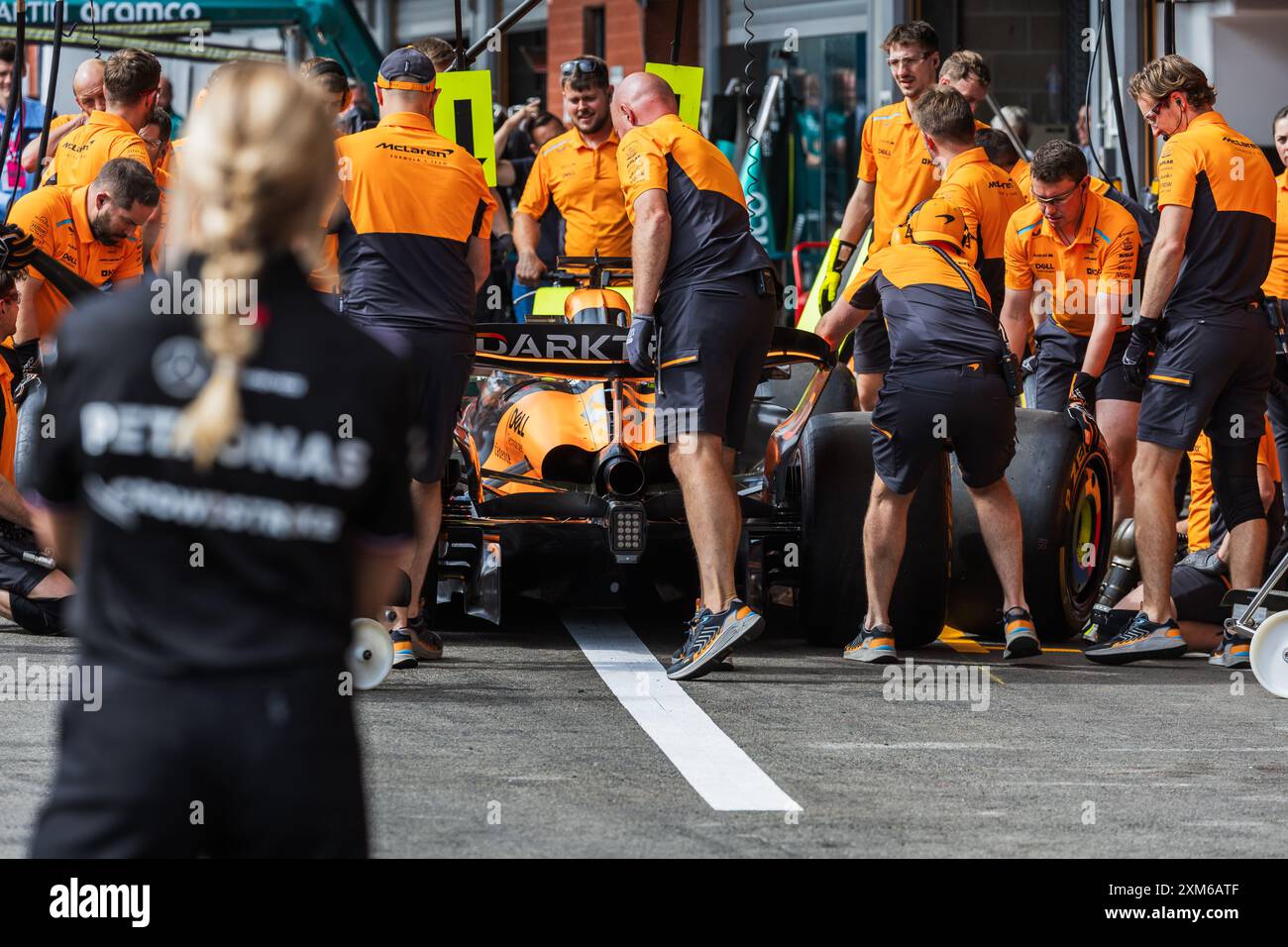 Circuit de Spa-Francorchamps, Stavelot, Belgium. 25.July.2024; Mclaren F1 team engineer doing ...