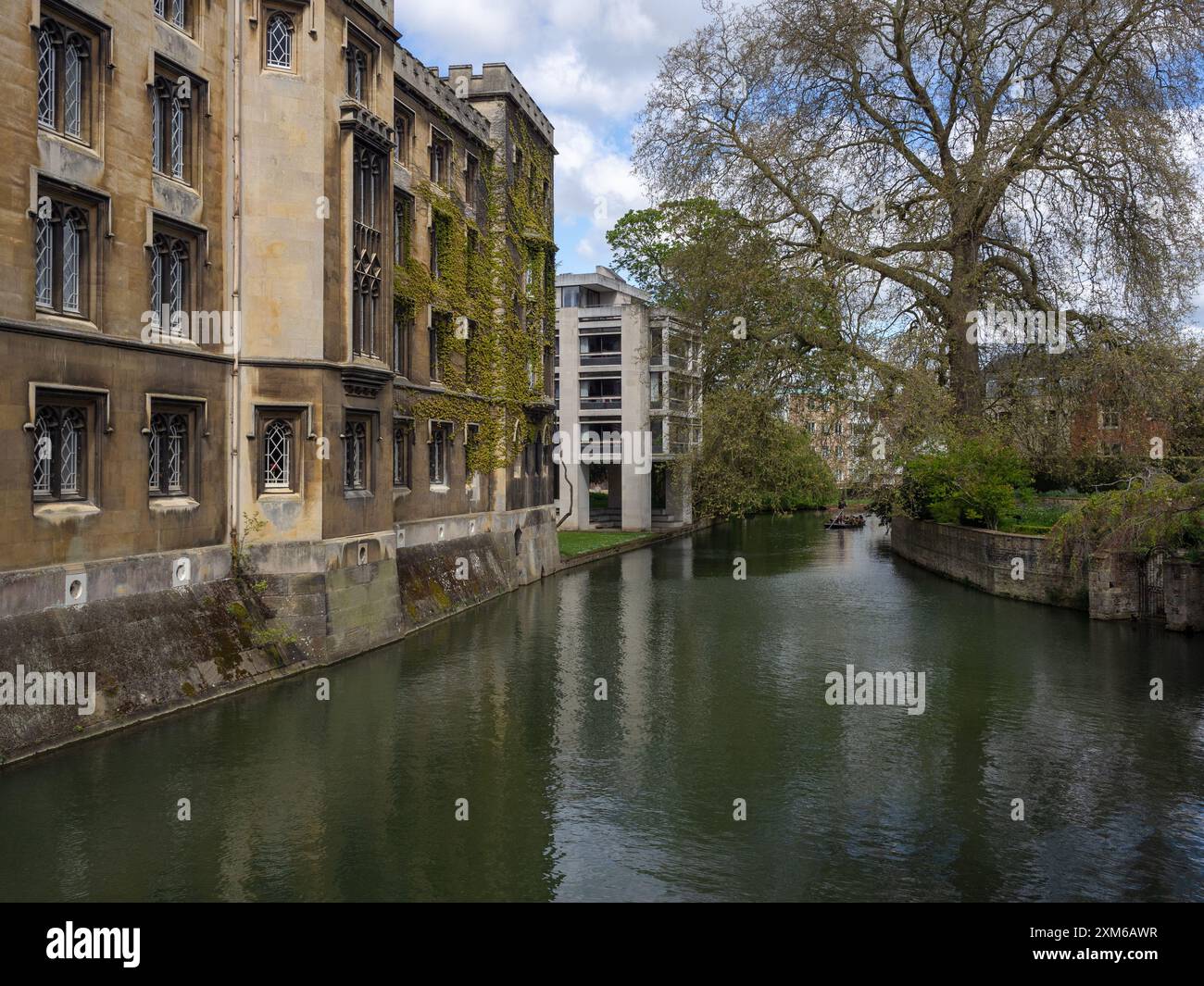 The still waters of the River Cam as it flows past St Johns College ...