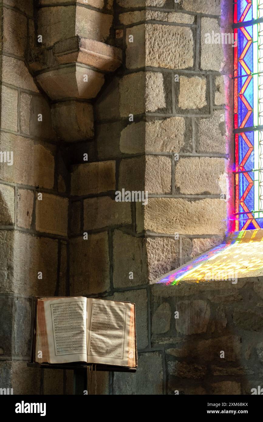 Stone gothic window hi-res stock photography and images - Alamy