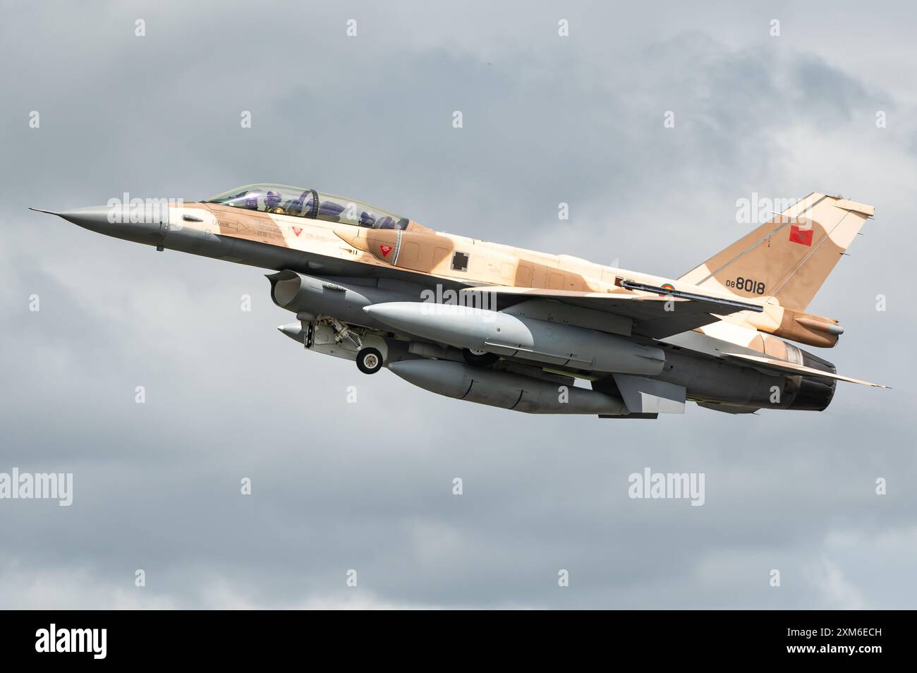 A General Dynamics F-16 Fighting Falcon supersonic multirole fighter ...