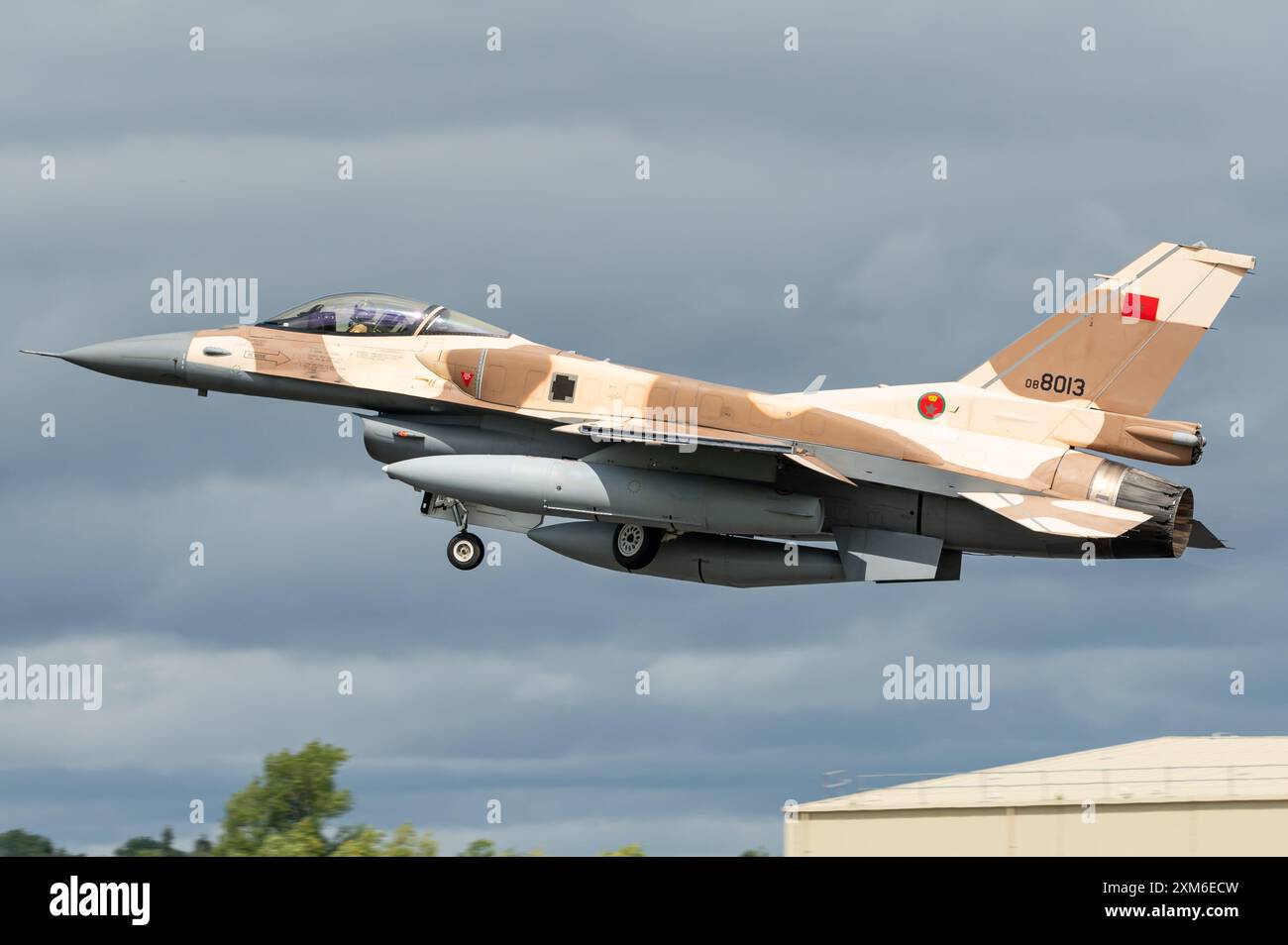 A General Dynamics F-16 Fighting Falcon supersonic multirole fighter ...