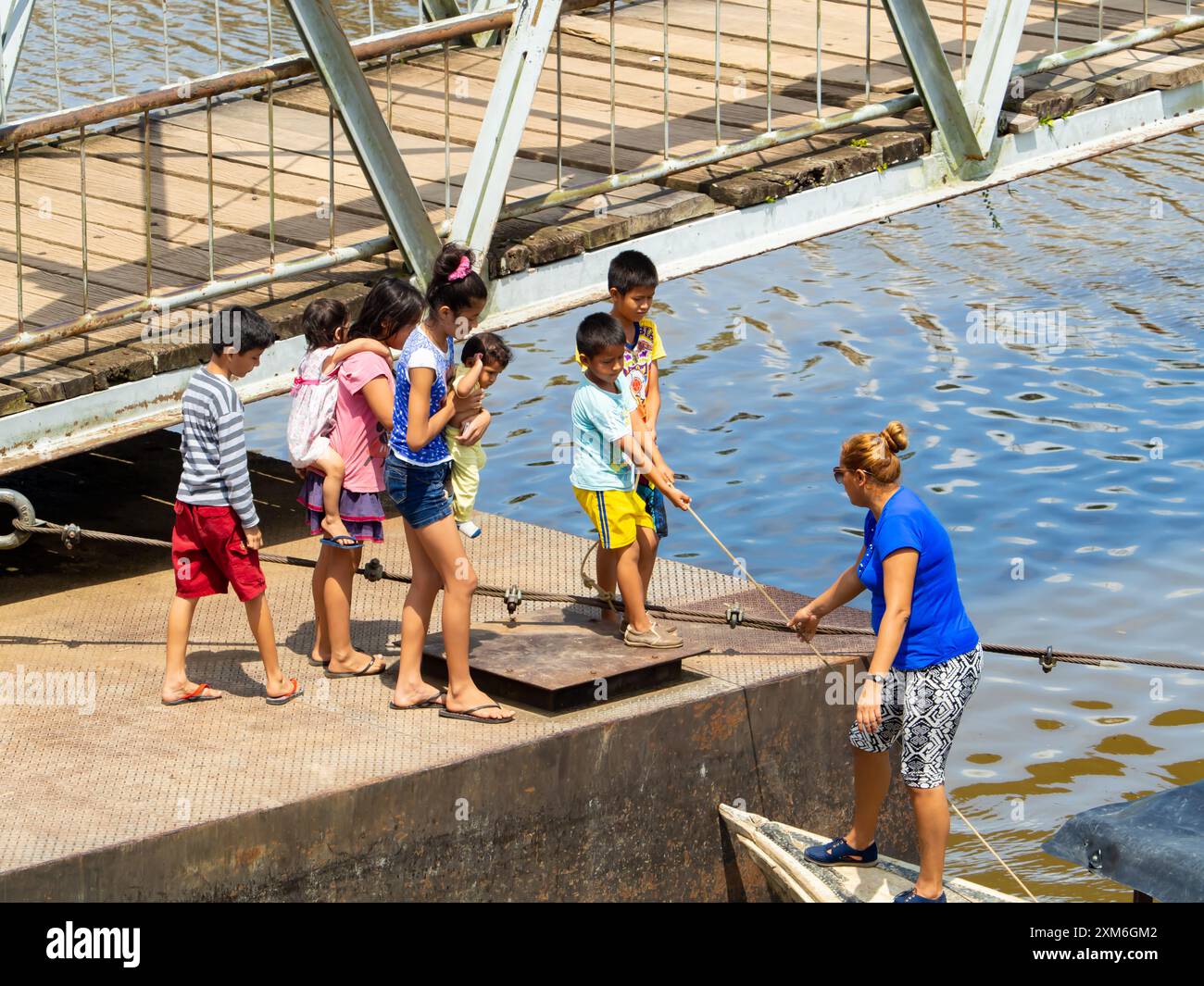 Indigenous peruvian river people and children hi-res stock photography ...
