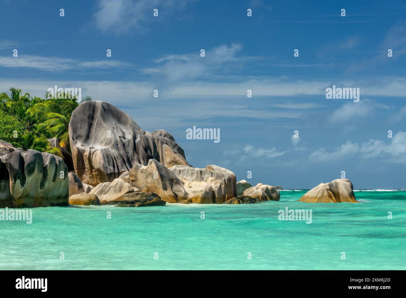 Beach rocks turquoise water hi-res stock photography and images - Alamy