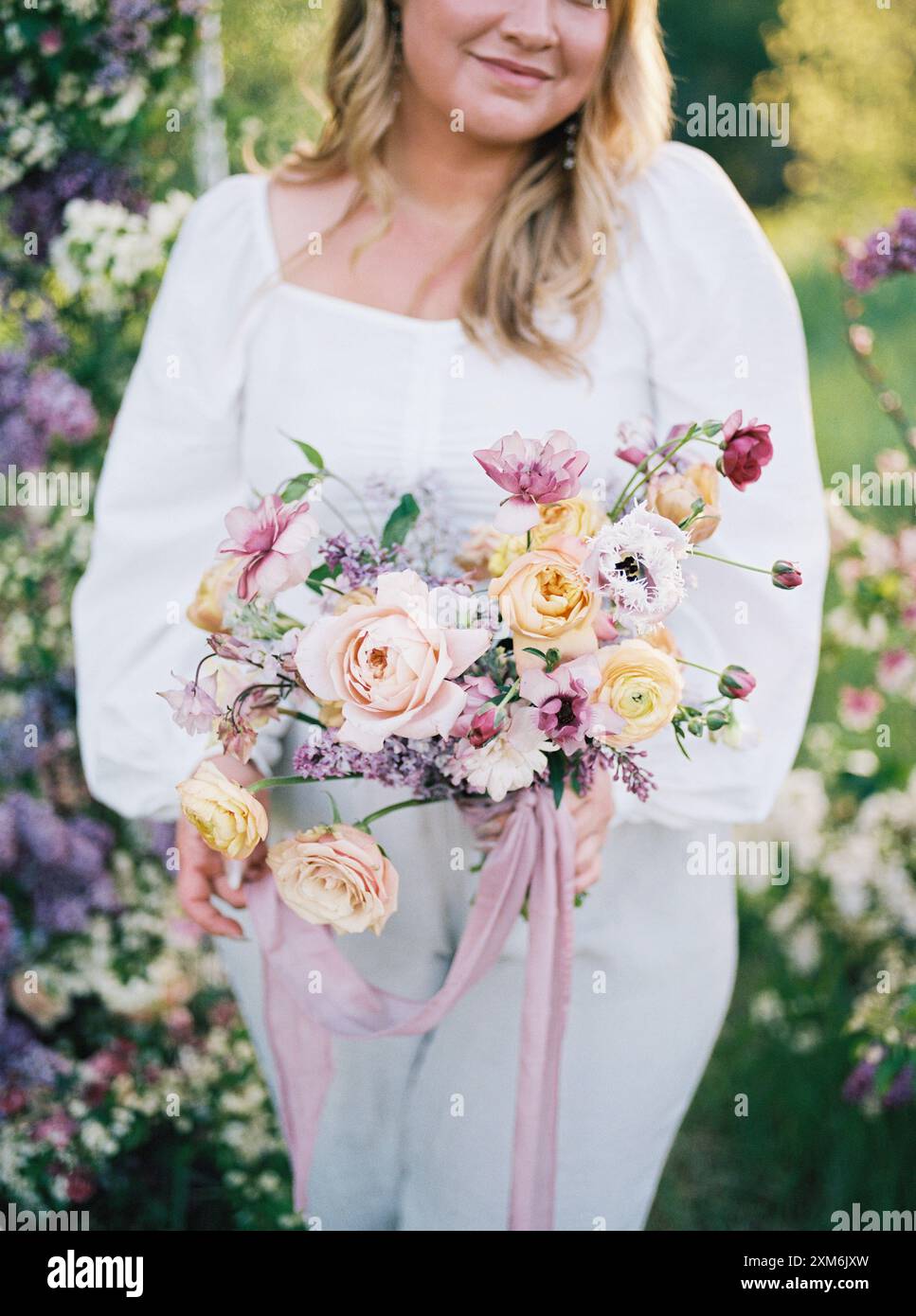 Woman bouquet spring flowers hi-res stock photography and images - Alamy