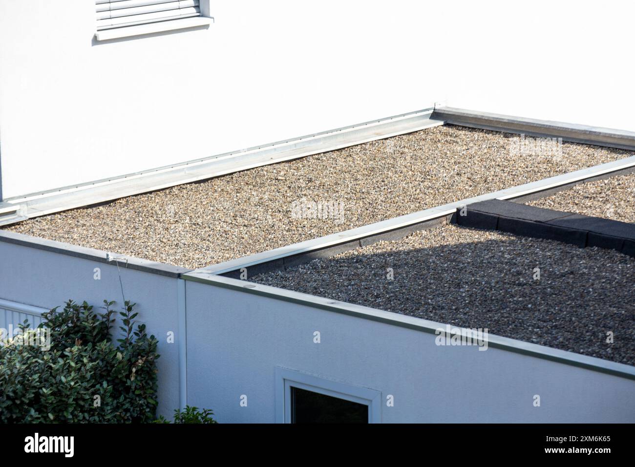 Flat roof with pebbles Stock Photo - Alamy