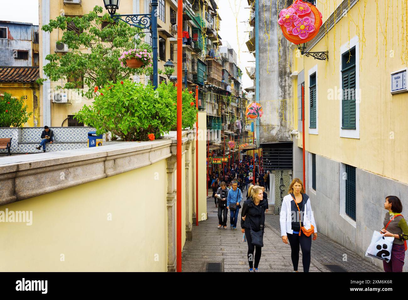 City streetscapes hi-res stock photography and images - Alamy