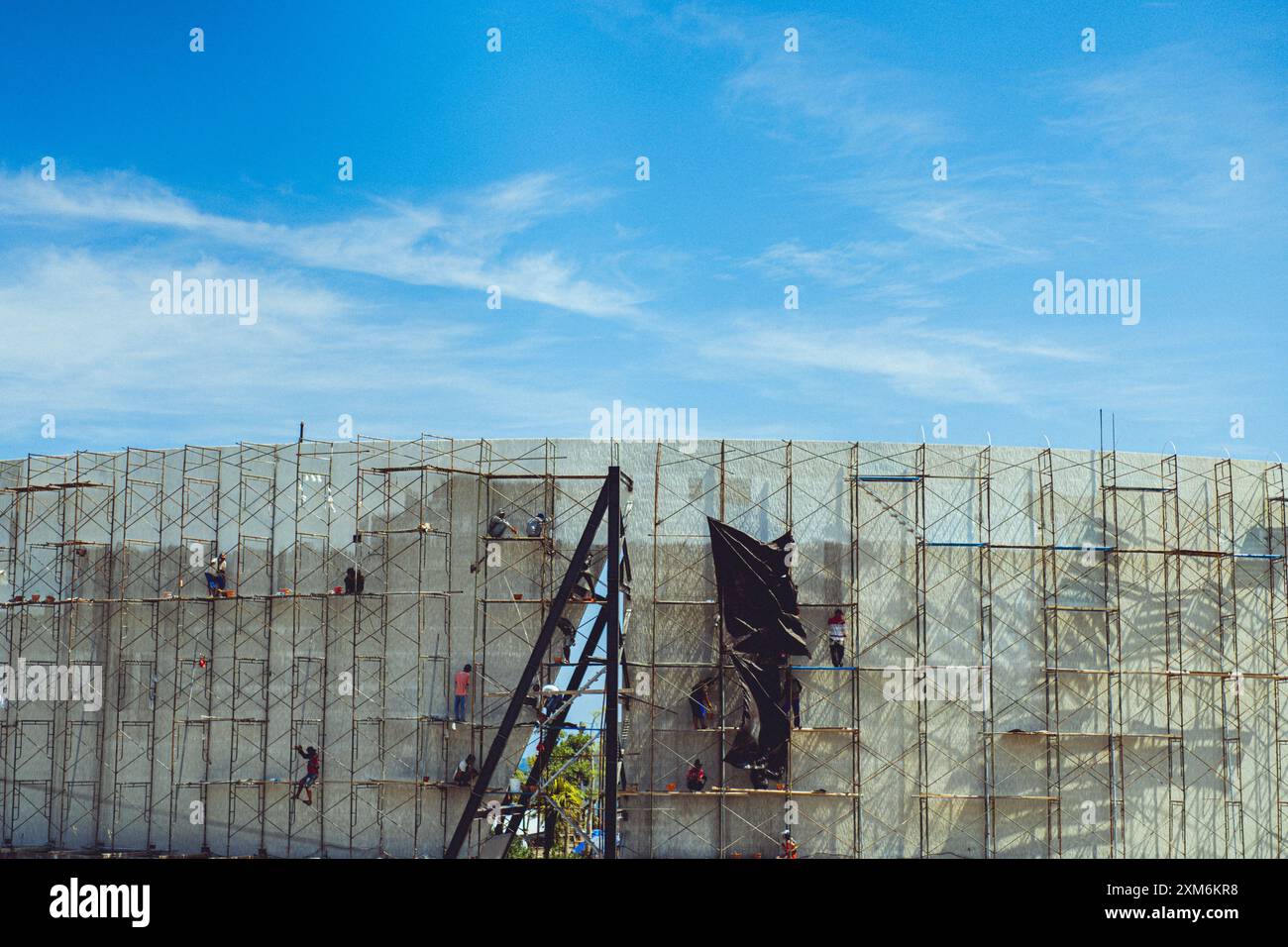 Builders on scaffolding at a construction site Stock Photo - Alamy