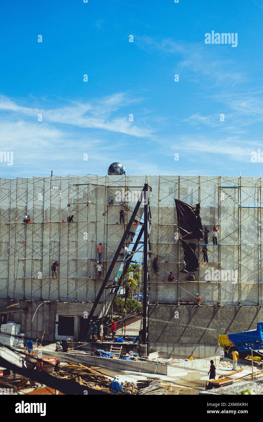 Builders on scaffolding at a construction site. Workers working Stock ...