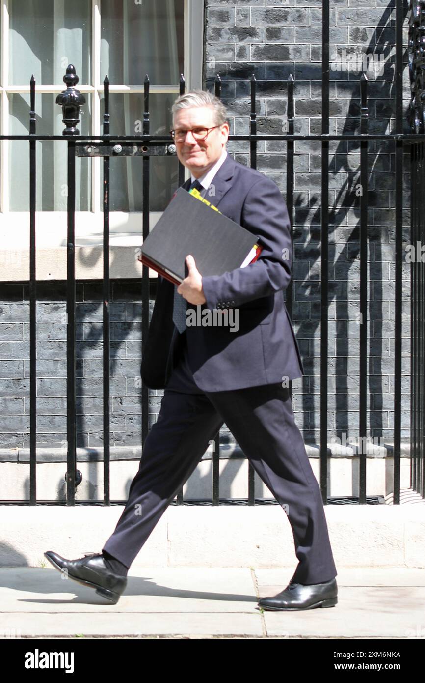 Keir Starmer leaving 10 downing street for his first PMQ's since ...