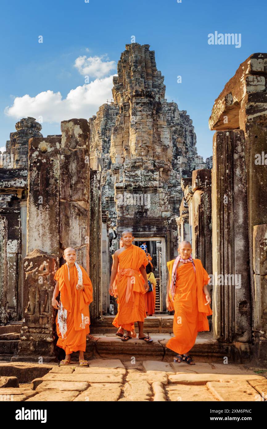 Monks coming out buddhist temple hi-res stock photography and images ...