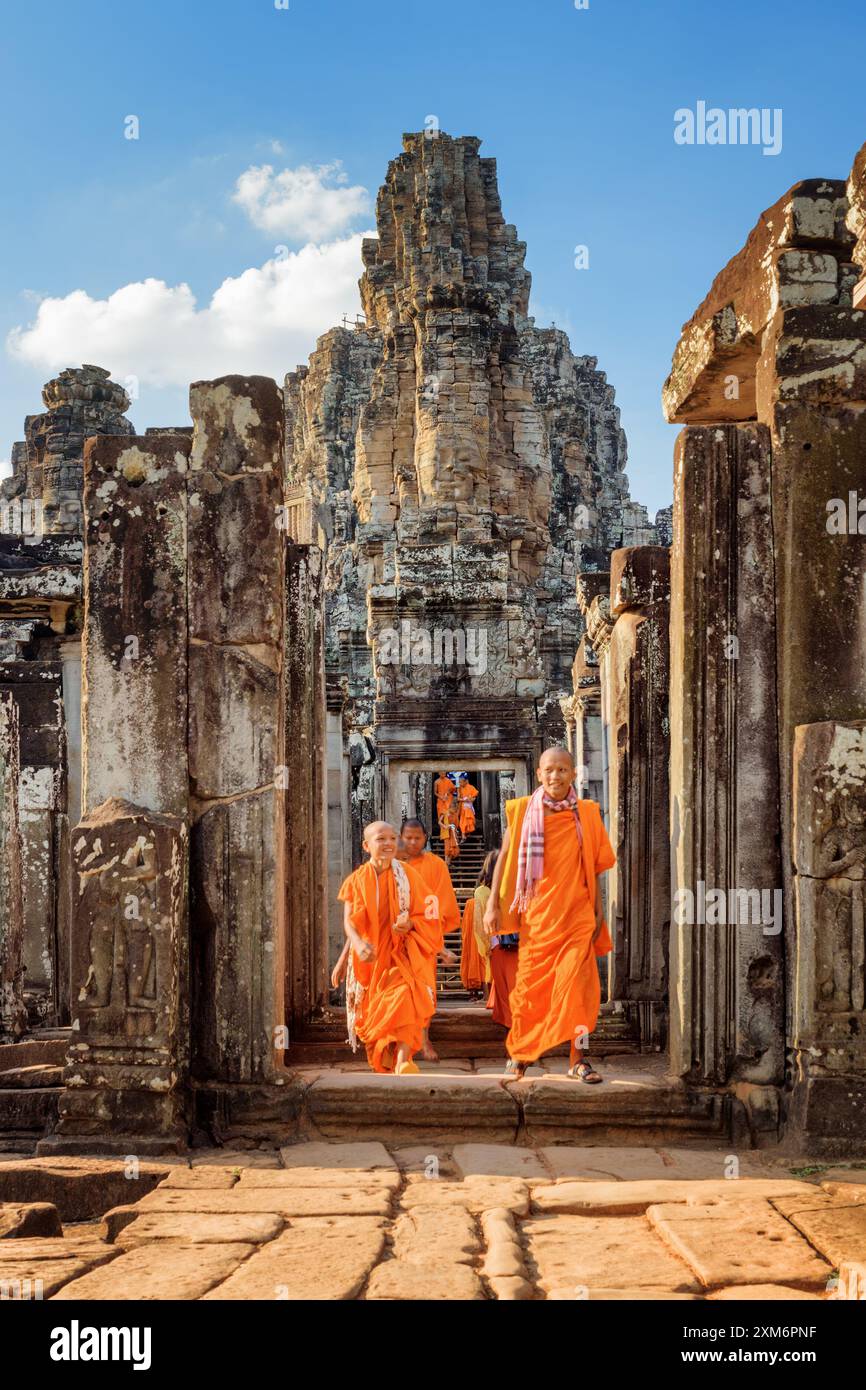 Monks coming out buddhist temple hi-res stock photography and images ...