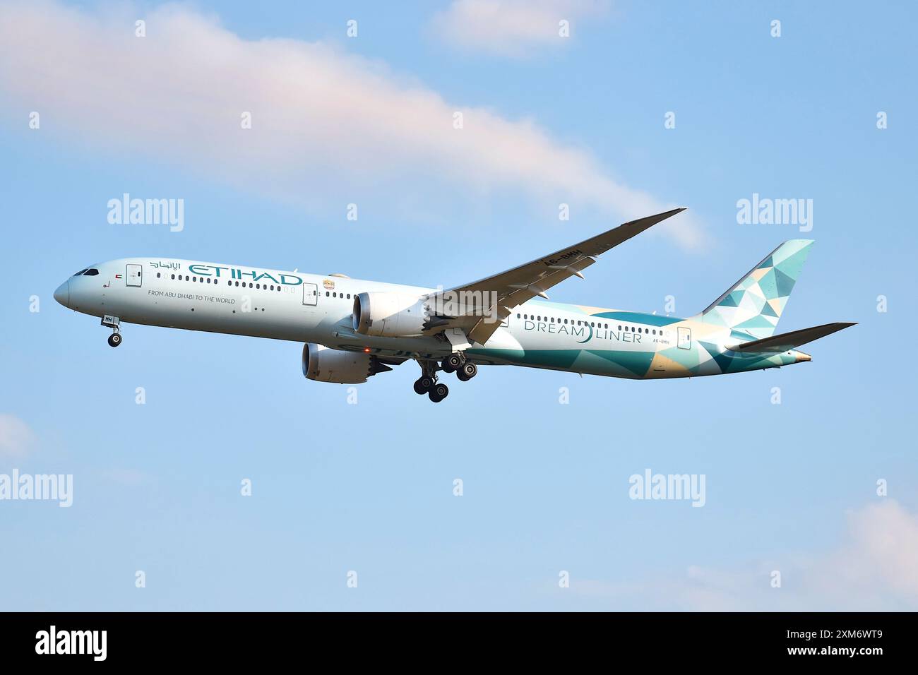 Boeing 787-10 Dreamliner landing on Runway 07R at Frankfurt Intl ...