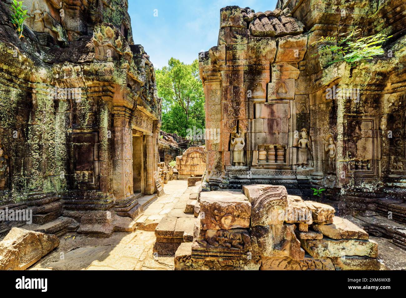 Ancient mossy buildings with carving of Ta Som temple in Angkor Stock ...
