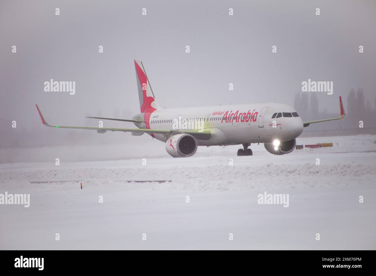 Fog runway hi-res stock photography and images - Alamy