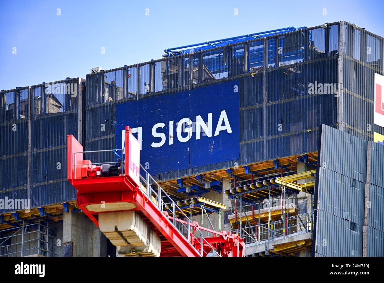 Schriftzug des insolventen Immobilienunternehmens Signa an der Elbtower ...