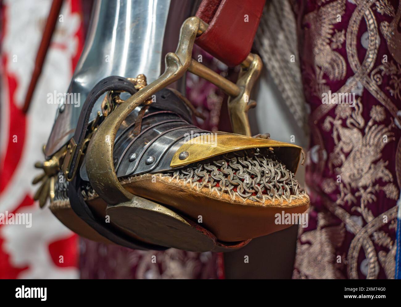 Armored knight riding horse hi-res stock photography and images - Alamy