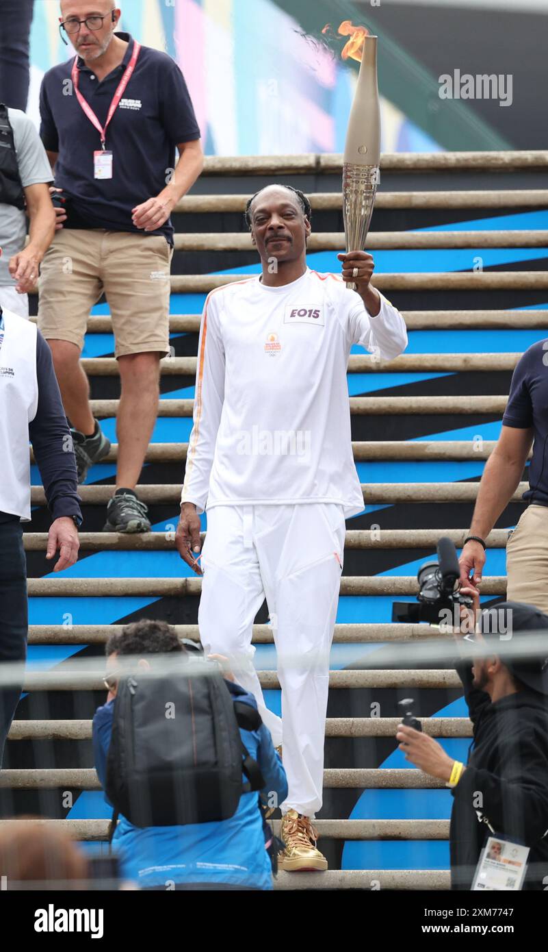 Olympic torch relay 2024 hi-res stock photography and images - Alamy