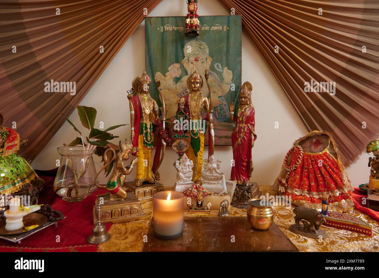 Hindu altar home hi-res stock photography and images - Alamy