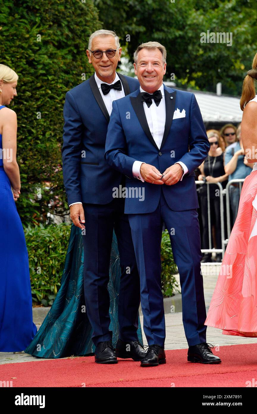 Patrick Lindner mit Ehemann Peter Schäfer bei der Eröffnung der 112. Richard-Wagner-Festspiele ...