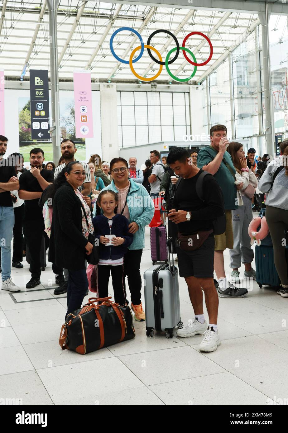 Paris, France. 26th July, 2024. Crowds form at the main Gare Du Nord ...