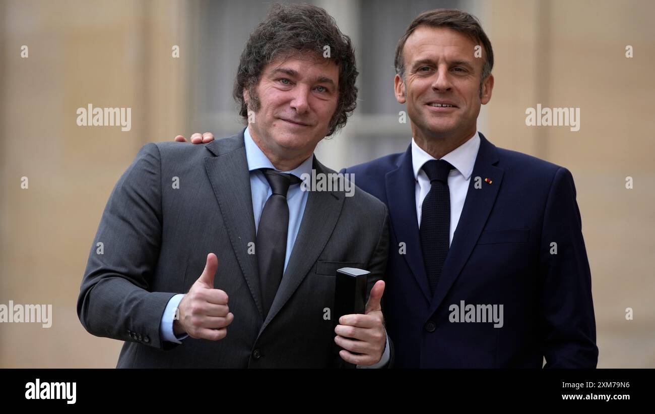 French President Emmanuel Macron, right, and Argentina's President ...
