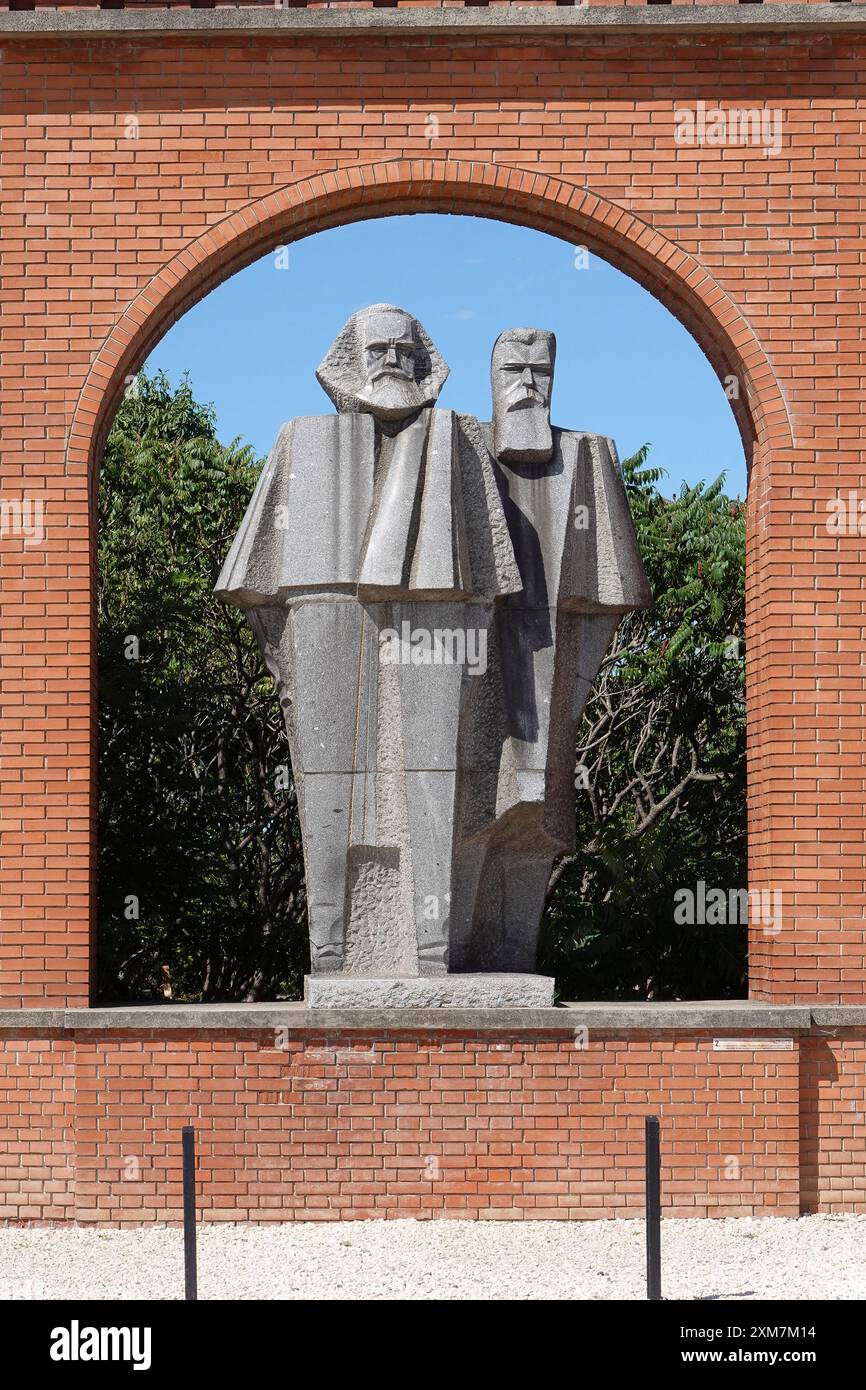 Hungary, Budapest, Karl Marx and Friedrich Engels statue in Memento ...