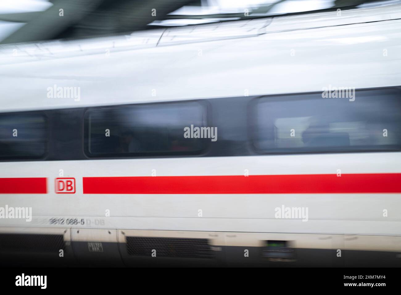 Symbolbild Deutsche Bahn Deutschland, Köln im Mai 2024: Ein fahrender ...