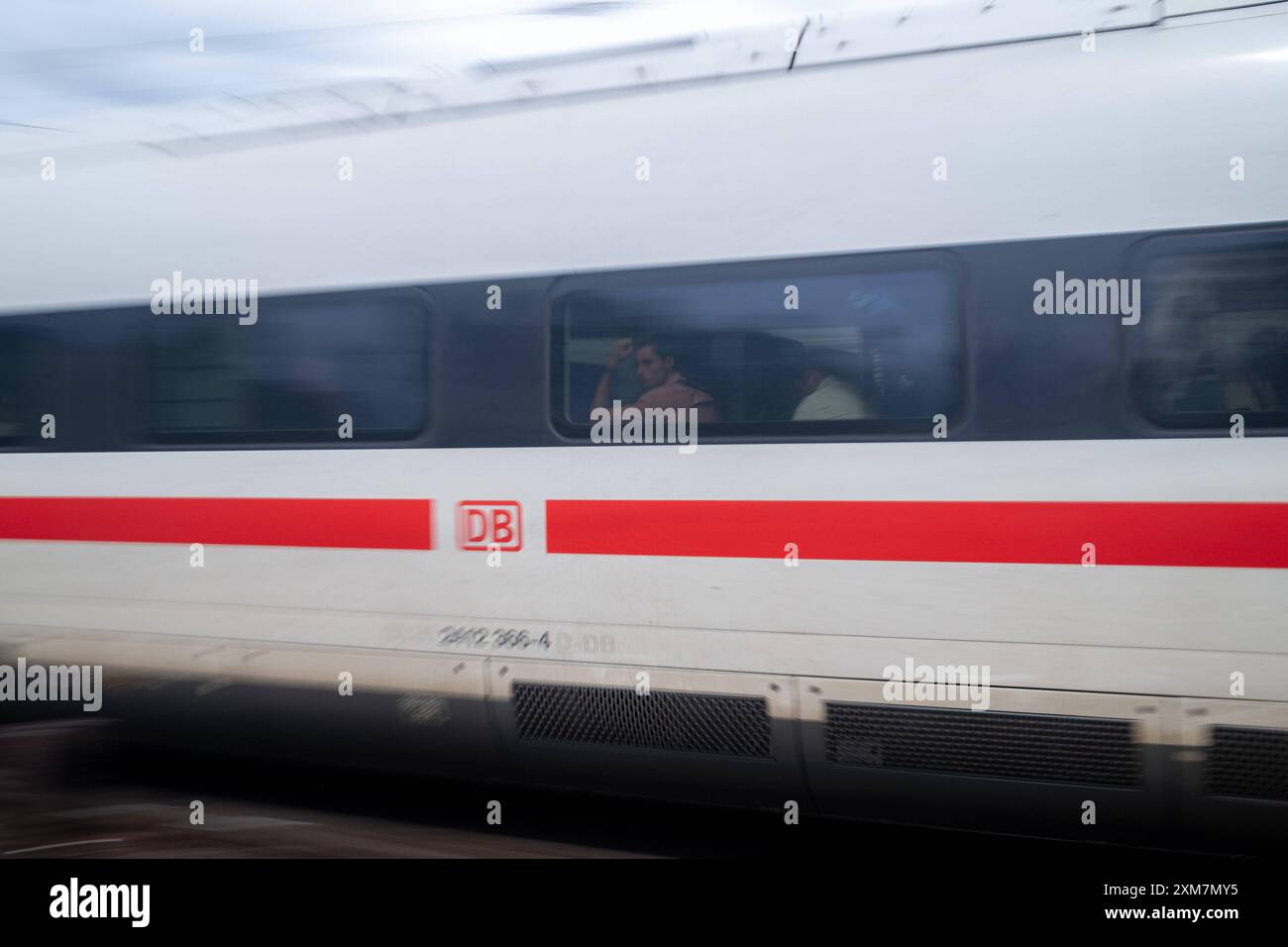 Symbolbild Deutsche Bahn Deutschland, Köln im Mai 2024: Ein fahrender ...