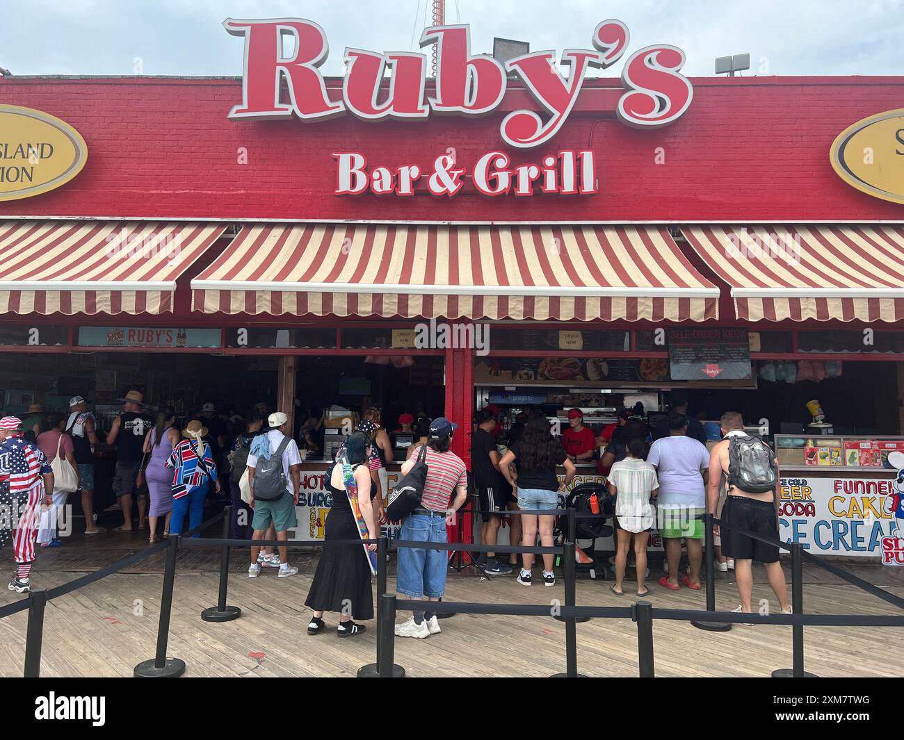The poipular Ruby's Bar & Grill on the boardwalk at Coney Island in ...