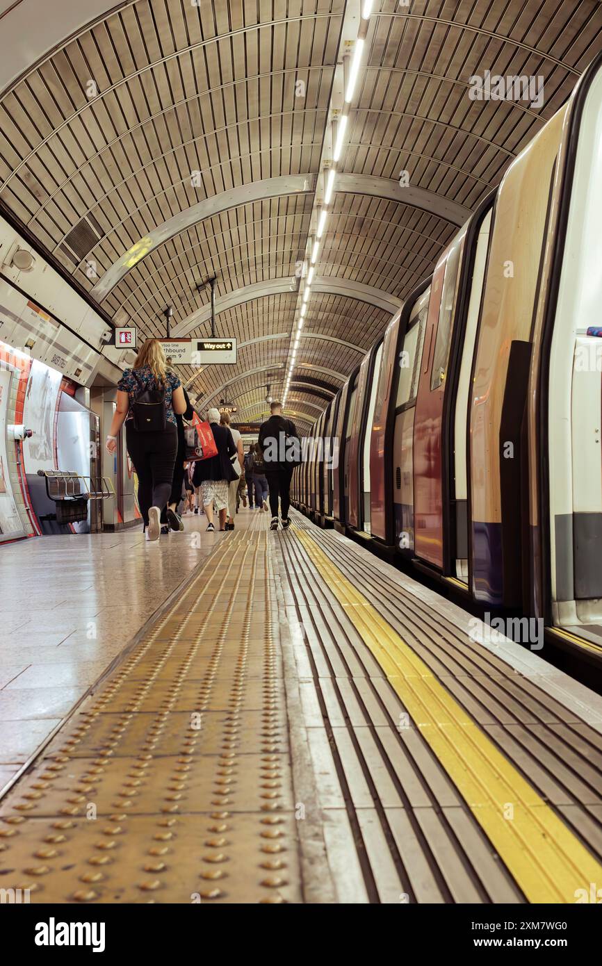 Baker street underground station platform Stock Photo - Alamy