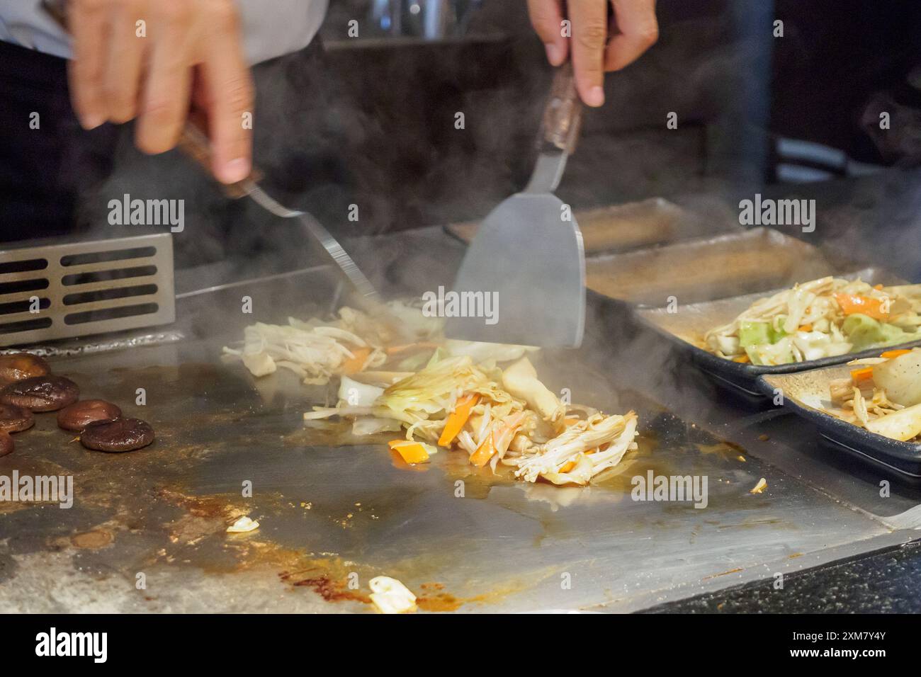 Japanese chef cooking meat and vegetable in teppanyaki restaurant Stock ...