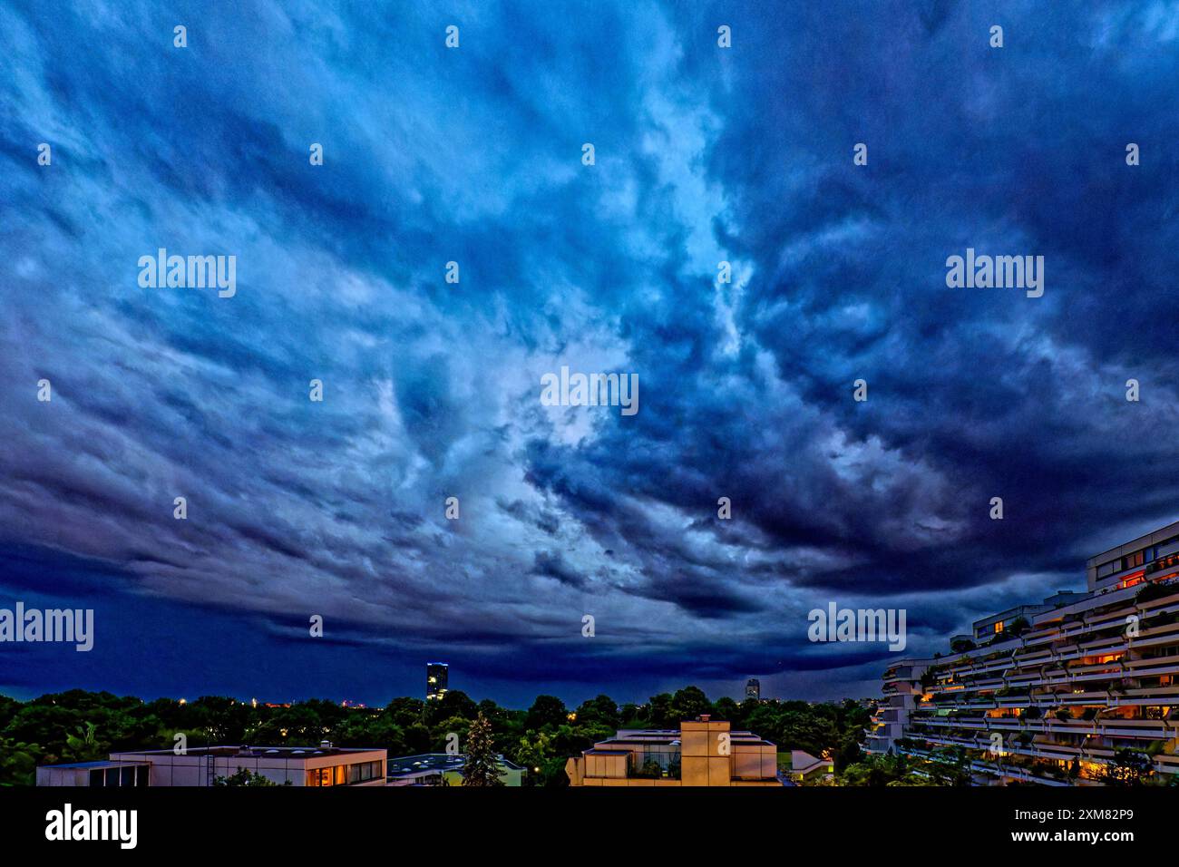 Donnerwetter. Große Regenwolken ziehen über dem Olympiadorf in München ...