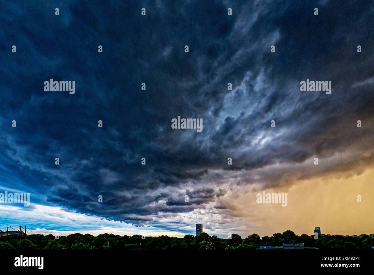 Donnerwetter. Große Regenwolken ziehen über dem Olympiadorf in München ...