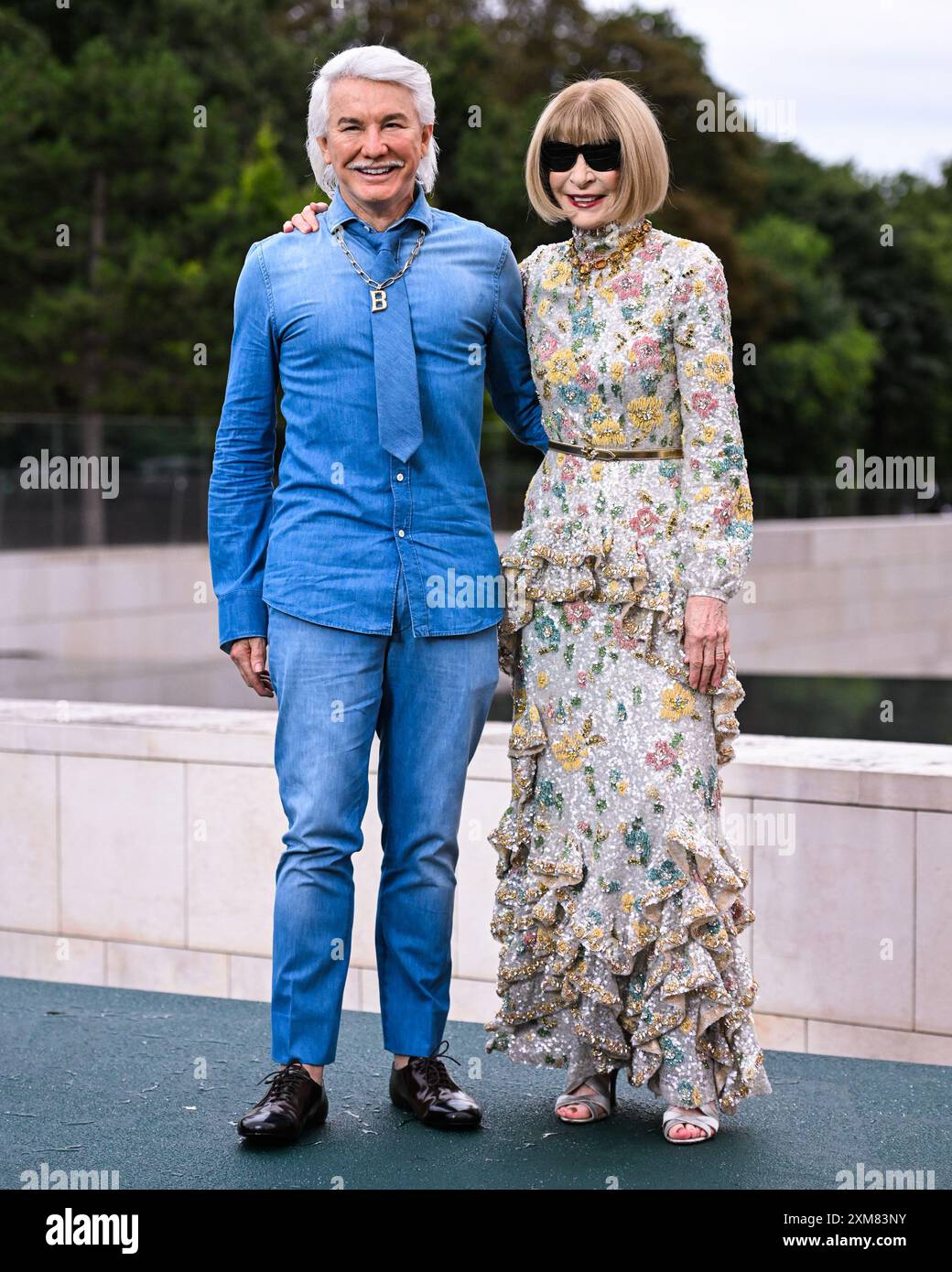Baz Luhrmann and Anna Wintour posing for photos on the red carpet at ...