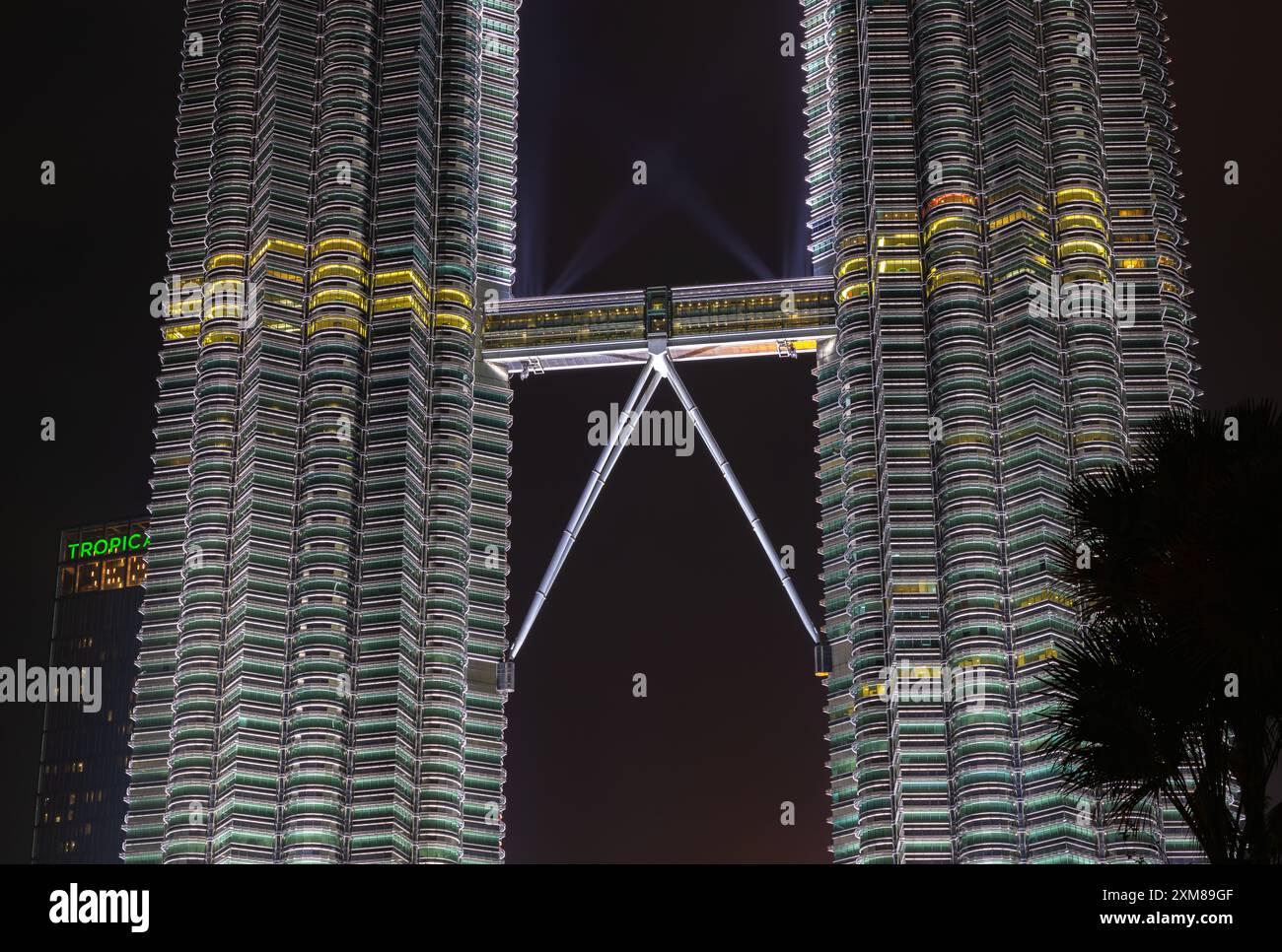 A close-up picture of the skybridge of the Petronas Twin Towers at ...