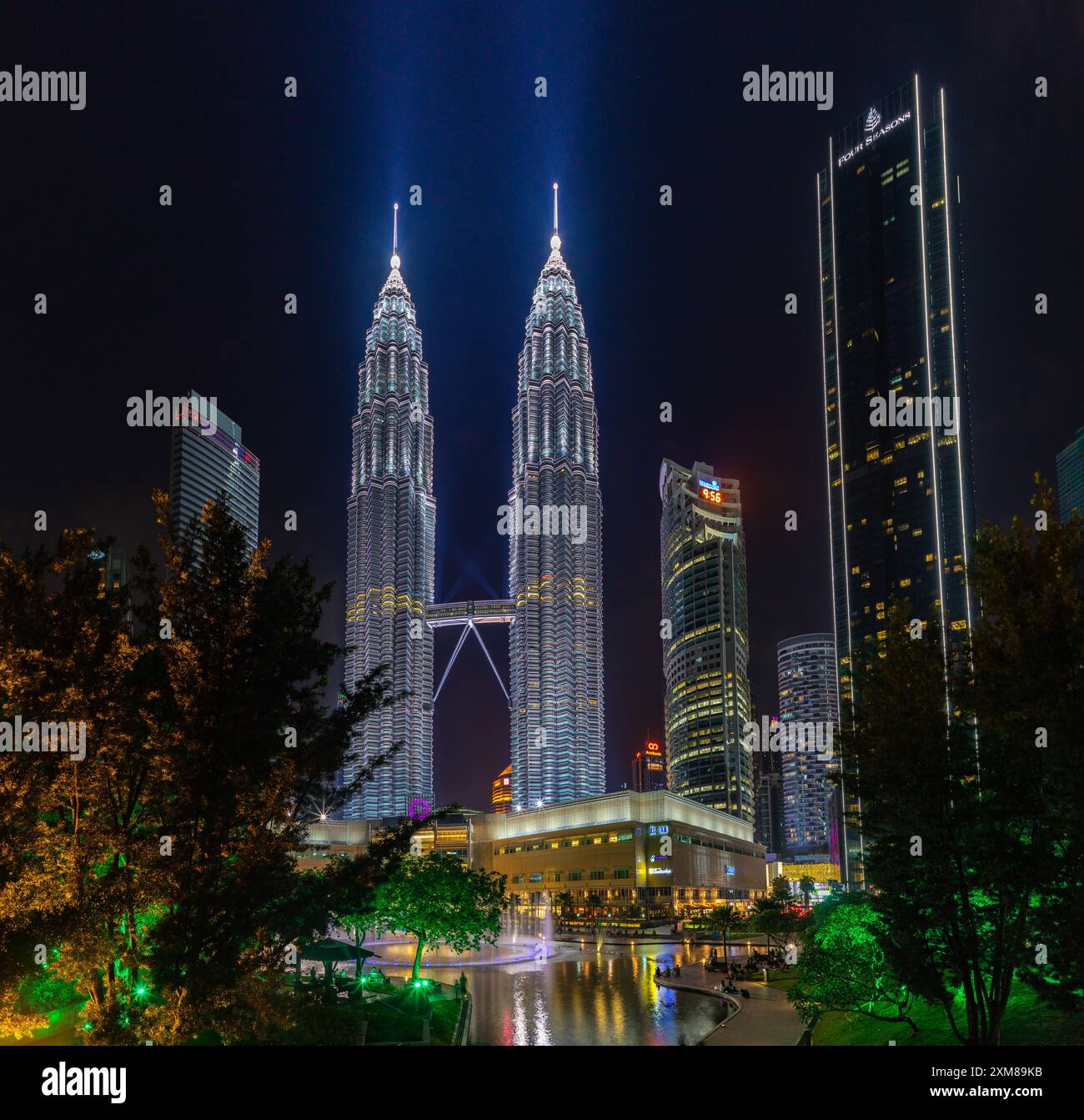 A picture of the Petronas Twin Towers, the KLCC Park water and light ...