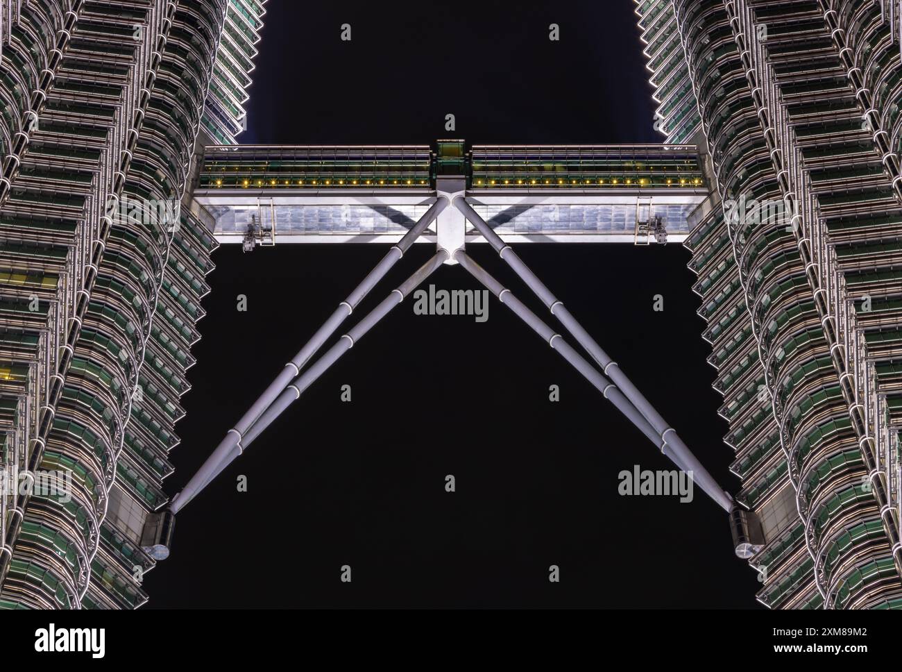 A close-up picture of the skybridge of the Petronas Twin Towers at ...