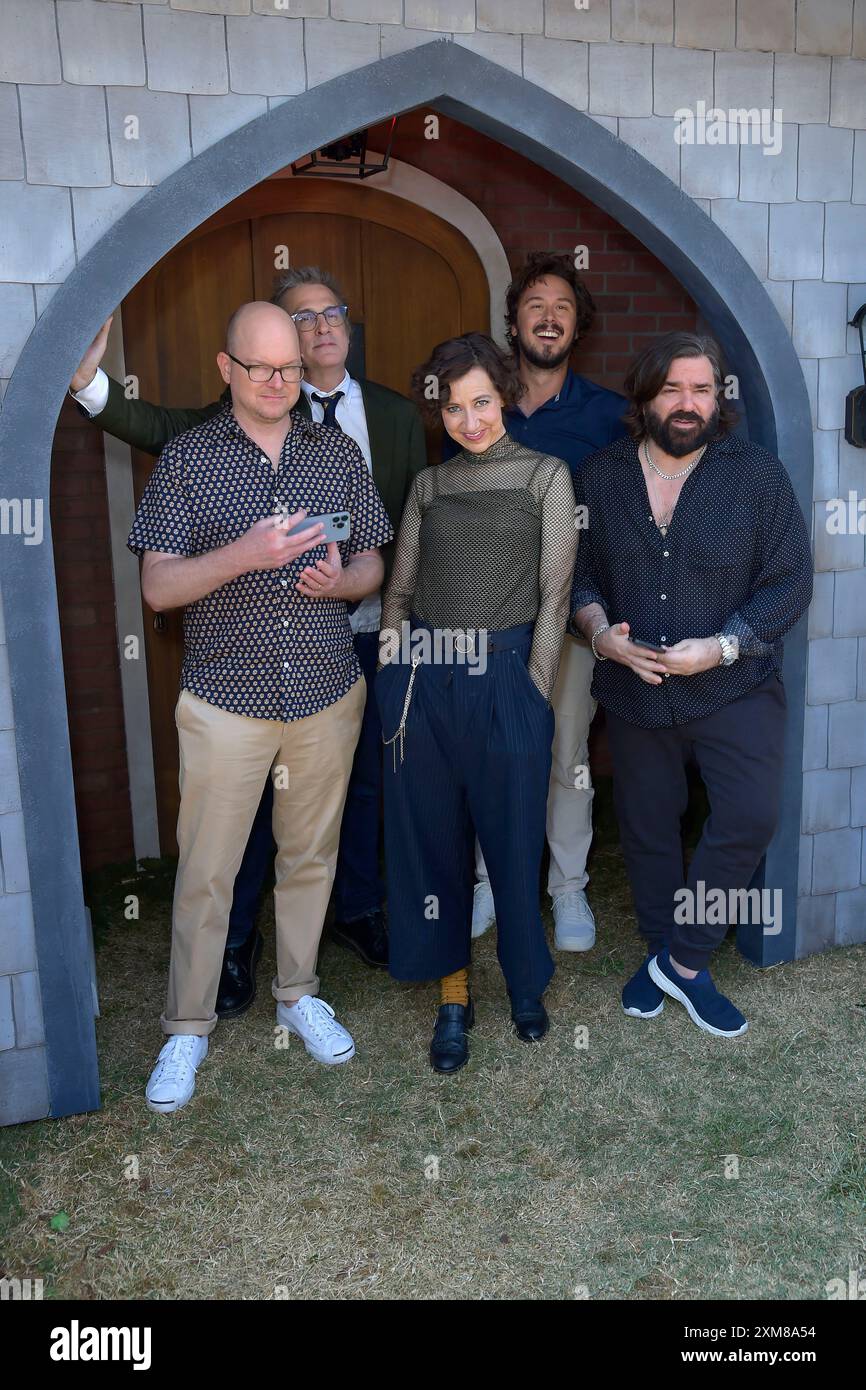 Mark Proksch, Paul Simms, Kristen Schaal, Kayvan Novak und Matt Berry ...