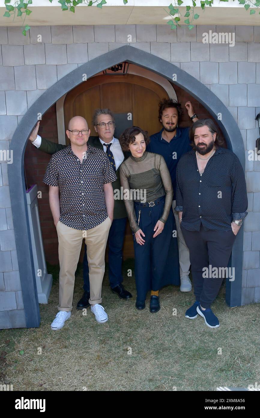 Mark Proksch, Paul Simms, Kristen Schaal, Kayvan Novak und Matt Berry ...